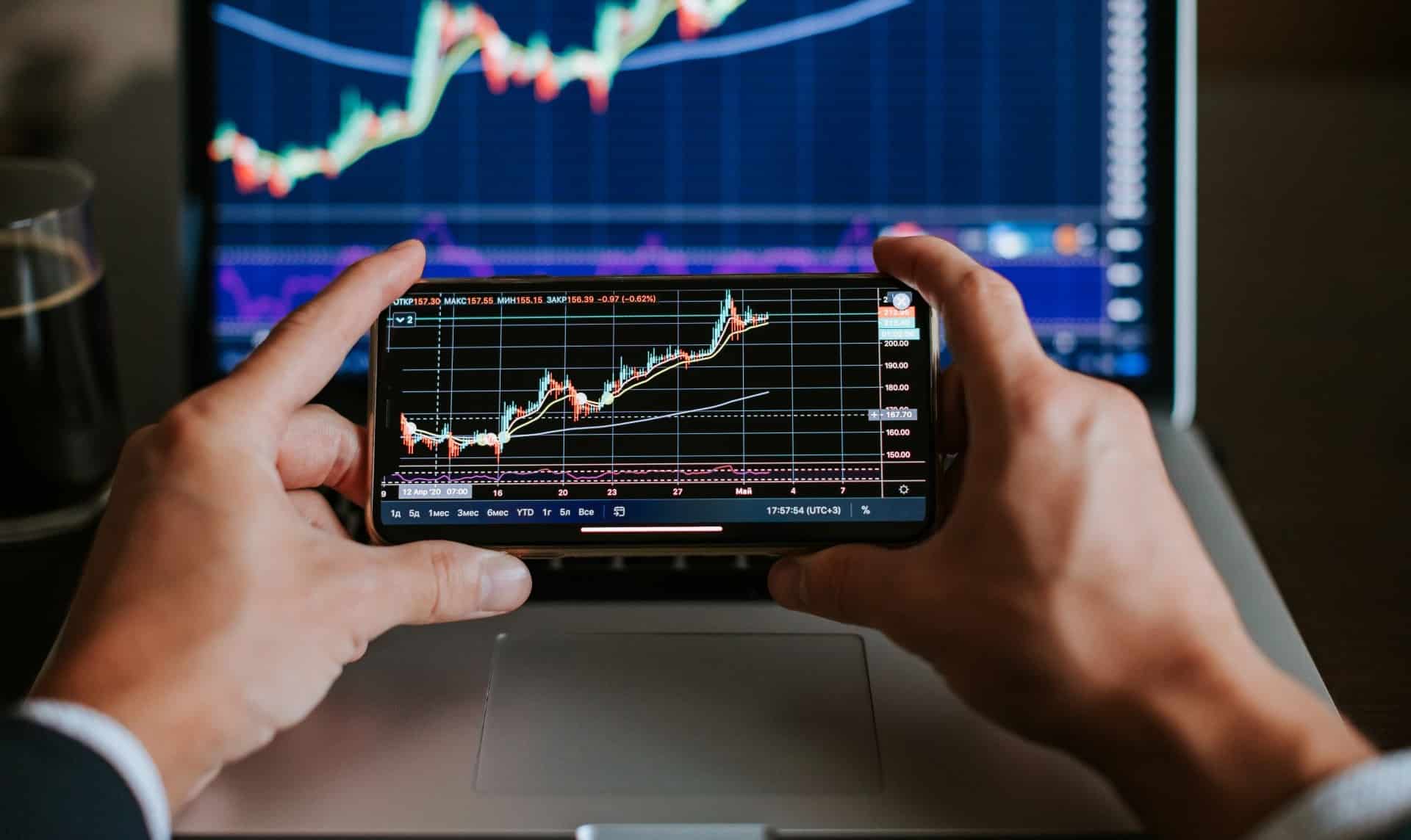 Investment-stockbroker-risk-analysis-graph